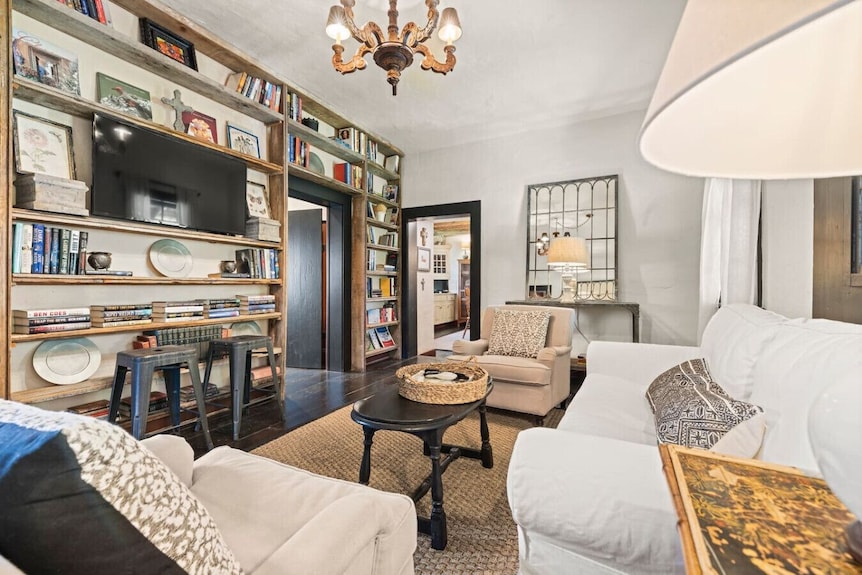 Settler's Crossing Sanctuary! Sleeps 35 | Weddings - Fredericksburg, TX