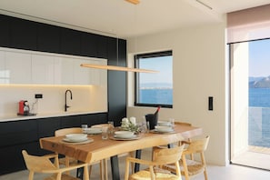Geladeira grande, micro-ondas, fogão, cooktop