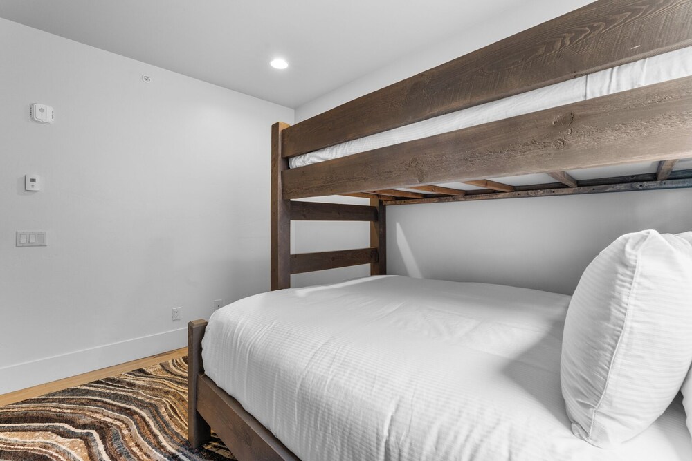 Central Location, Private Balcony And Mountain Views, Cozy Gas Fireplace - Silverthorne, CO