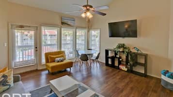 Apartamento em Condomínio Fechado, 1 quarto | Sala de estar