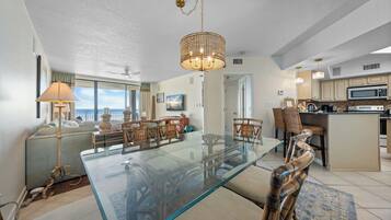 Apartamento Familiar em Condomínio Fechado, 3 quartos, acesso à piscina, vista para a praia | Refeições no quarto