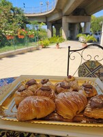 Café da manhã completo grátis todos os dias