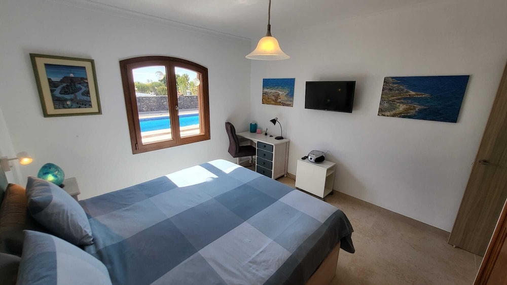 Luxury villa near beach (2 bedr., 2 bathr.) with nature-inspired ...