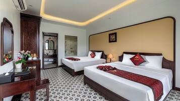 Suite-Estúdio Executiva, varanda | Roupa hipoalergénica, minibar, com decoração personalizada