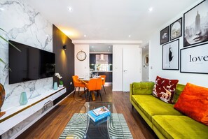 Apartamento, 2 quartos, Vista para a cidade | Sala de estar
