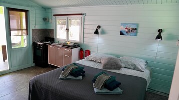Estúdio Comfort, vista para a piscina | Cofre no quarto, com decoração personalizada 