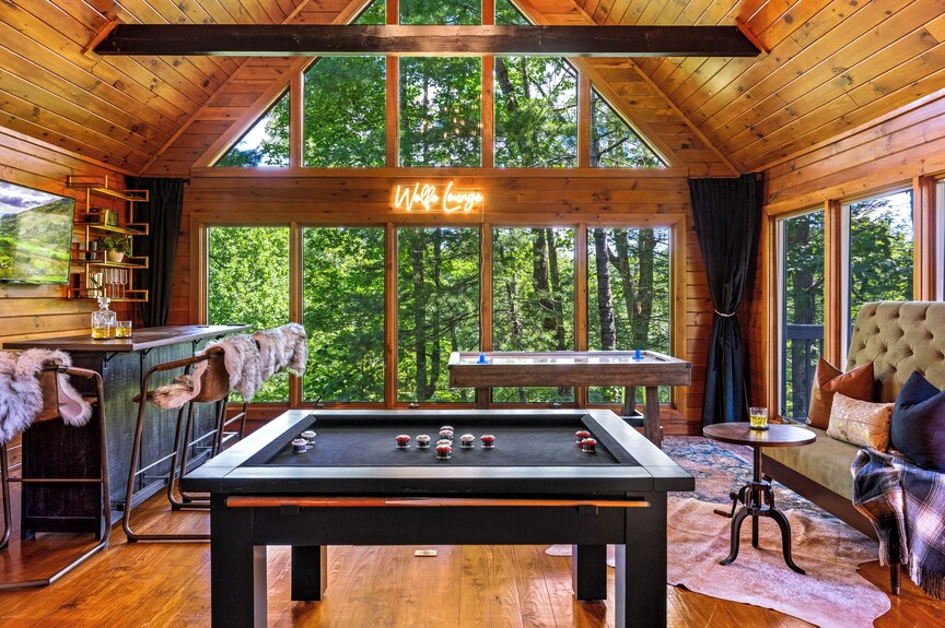 Escape & Play: Chic Mountain Cabin With Hot Tub Firepit & Game Room - Maryville, TN