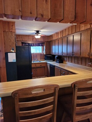 Casa, várias camas, pátio (Cavalier #2) | Cozinha privada | Um frigorífico, um micro-ondas, um forno, uma placa de cozinha 