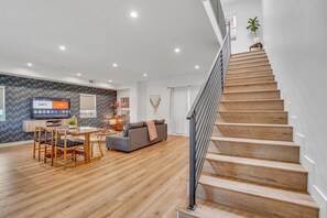 Quarto Superior | Sala de estar | Smart TV de 65 de polegadas com canais digitais, Netflix, Hulu 