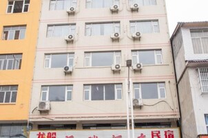 Edifício com várias andares e unidades de ar condicionado na fachada.