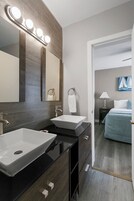 Apartamento Clássico, vista parcial para o oceano | Casa de banho | Um secador de cabelo, toalhas fornecidas, sabão, champô 