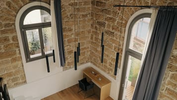 Loft Superior, vista para o pátio | Sala de estar | TV de ecrã plano, Netflix, filmes pagos, serviços de streaming