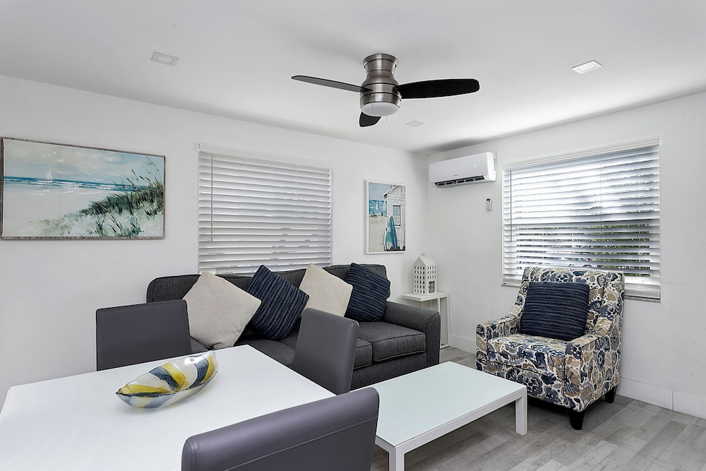 Ultra Spacious Apt Steps From The Beach - Hollywood, FL