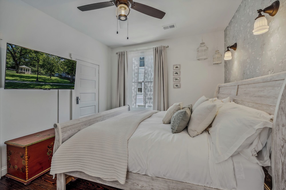 Bird Nest Suite In Town!- Inside The Grand Castalian Inn B&b - West Virginia