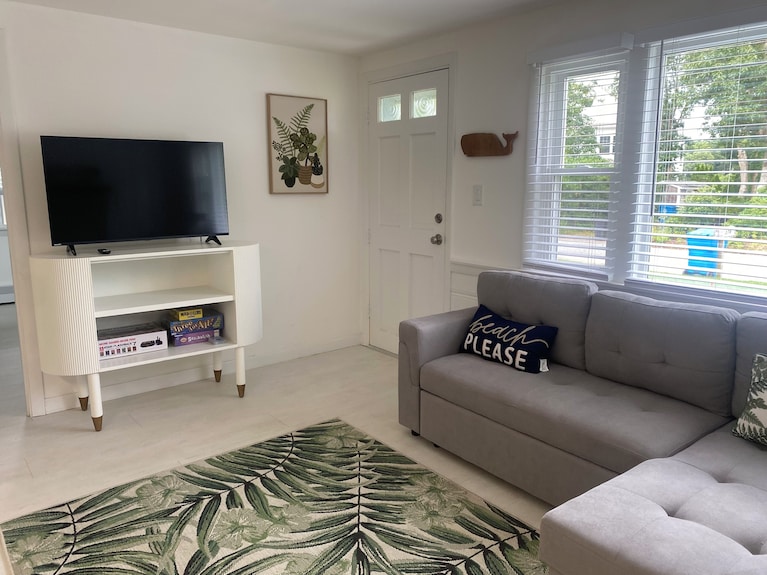 Charming 2-bedroom Home With Water Views. - Falmouth