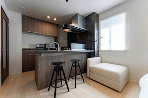 Apartamento Familiar, não fumadores (#104) | Cozinha privada | Um frigorífico, um micro-ondas, uma placa de cozinha 