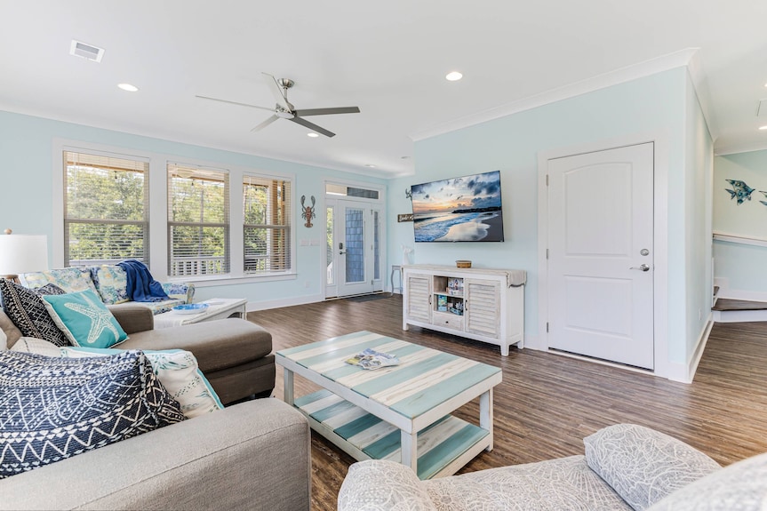 Great Location Near Beach, Walk To Restaurants And Shops, Fenced In Back Yard - Oak Island, NC