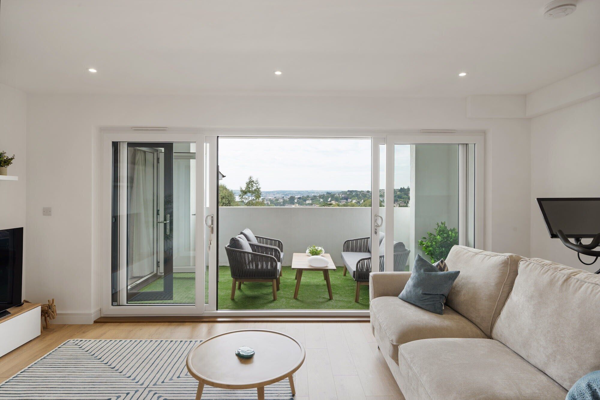 Modern Apartment, Balcony W/ Sea Views & Parking - Newton Abbot