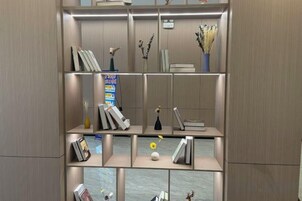 Uma estante moderna com diversos objetos decorativos e livros.