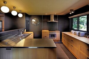 Chalé luxo | Cozinha privada | Geladeira grande, micro-ondas, cooktop, lava-louças