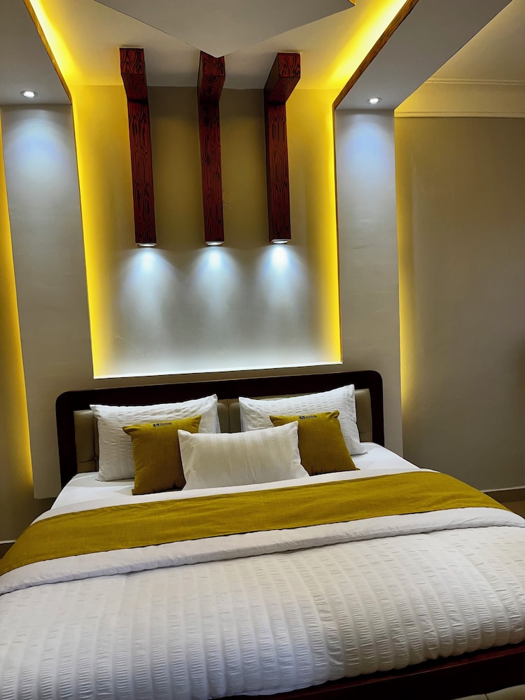 J And S Suites Kampala - 캄팔라