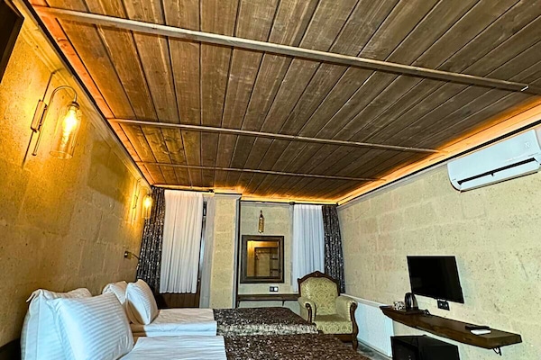 Quarto triplo standard, sacada, vista para a montanha | Quartos à prova de som, Wi-Fi de cortesia, roupa de cama