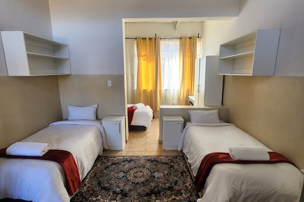 Dormitório compartilhado standard, somente para homens, para não fumantes | Individualmente decorados, escrivaninha