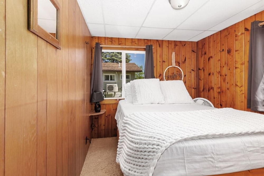 Chippewa Bluffs Resort - 2br 2ba Cabins - 미시간