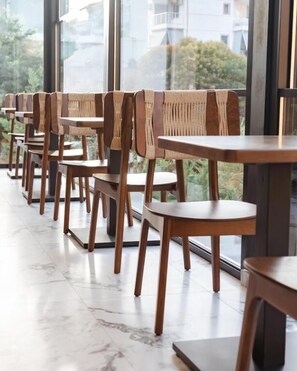 Café da manhã com buffet grátis todos os dias