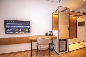 1 quarto, frigobar, cofres nos quartos, escrivaninha
