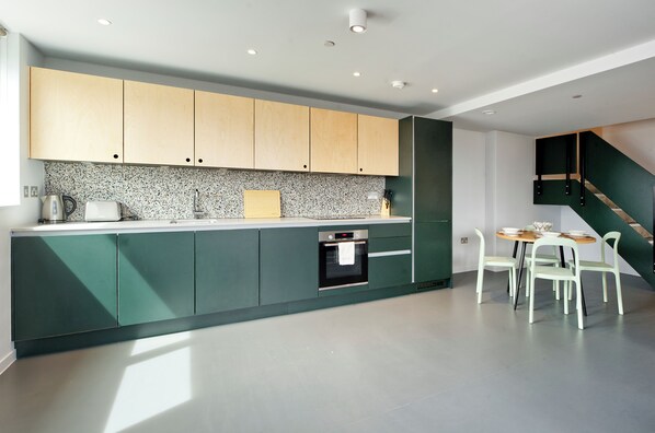 Apartamento de Luxo, varanda | Cozinha privada | Um frigorífico/congelador grande, um forno, uma placa de cozinha 