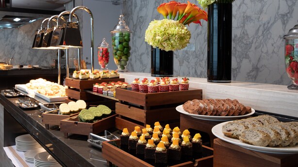 Um buffet com diversos alimentos e elementos decorativos.