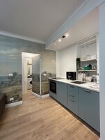 Apartamento | Cozinha privada | Uma máquina de café expresso, uma chaleira elétrica, mesas de jantar 