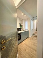 Apartamento | Cozinha privada | Uma máquina de café expresso, uma chaleira elétrica, mesas de jantar 