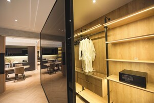 Suíte executiva, 1 cama Queen | Área de estar | TV LED 42 polegadas com canais a cabo