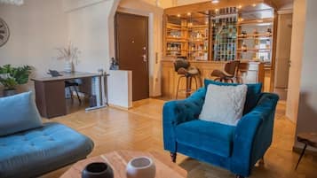 Apartamento, varanda | Sala de estar | Televisor