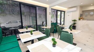 Café da manhã com buffet grátis todos os dias