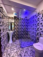 Quarto superior | Banheiro | Chuveiro, toalhas de banho, sabonete, shampoo