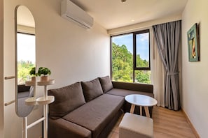 Apartamento grand, 1 quarto | Área de estar | TV de tela plana 42 polegadas com canais via satélite, TV