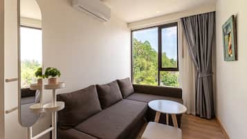 Apartamento Nobre, 1 quarto | Sala de estar | Televisor de ecrã plano de 42 polegadas com canais via satélite