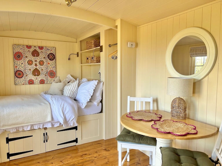 Cosy, Boutique Shepherd's Hut Near Cambridge; Free Bicycles - Cambridge