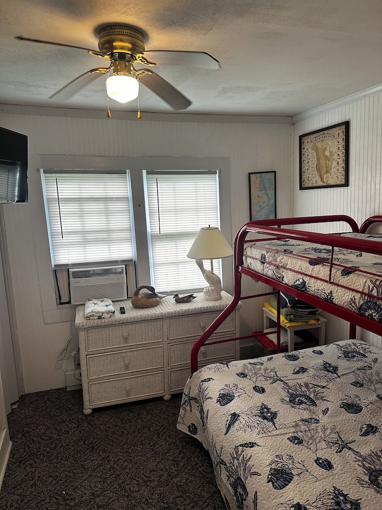 Historic Harkers Island Bungalow - Harkers Island, NC