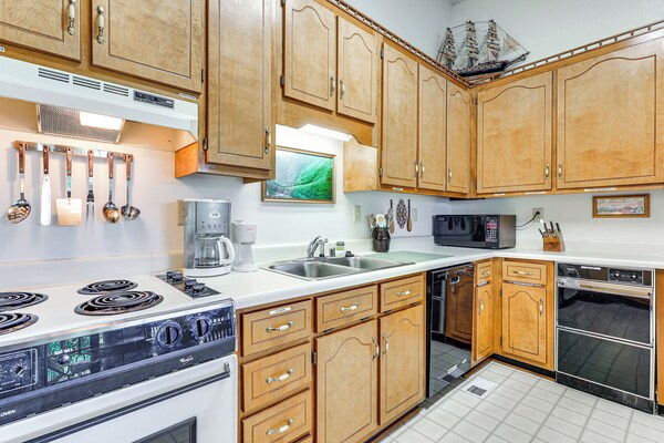 Waterfront Wheeler Lake Home W/ Furnished Deck - Alabama