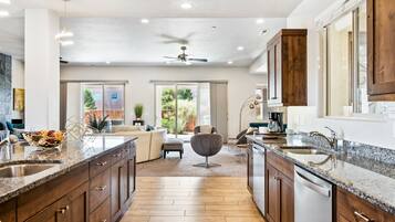 Casa, vários quartos | Cozinha privada | Uma cafeteira/bule, um frigorífico, um forno, uma torradeira