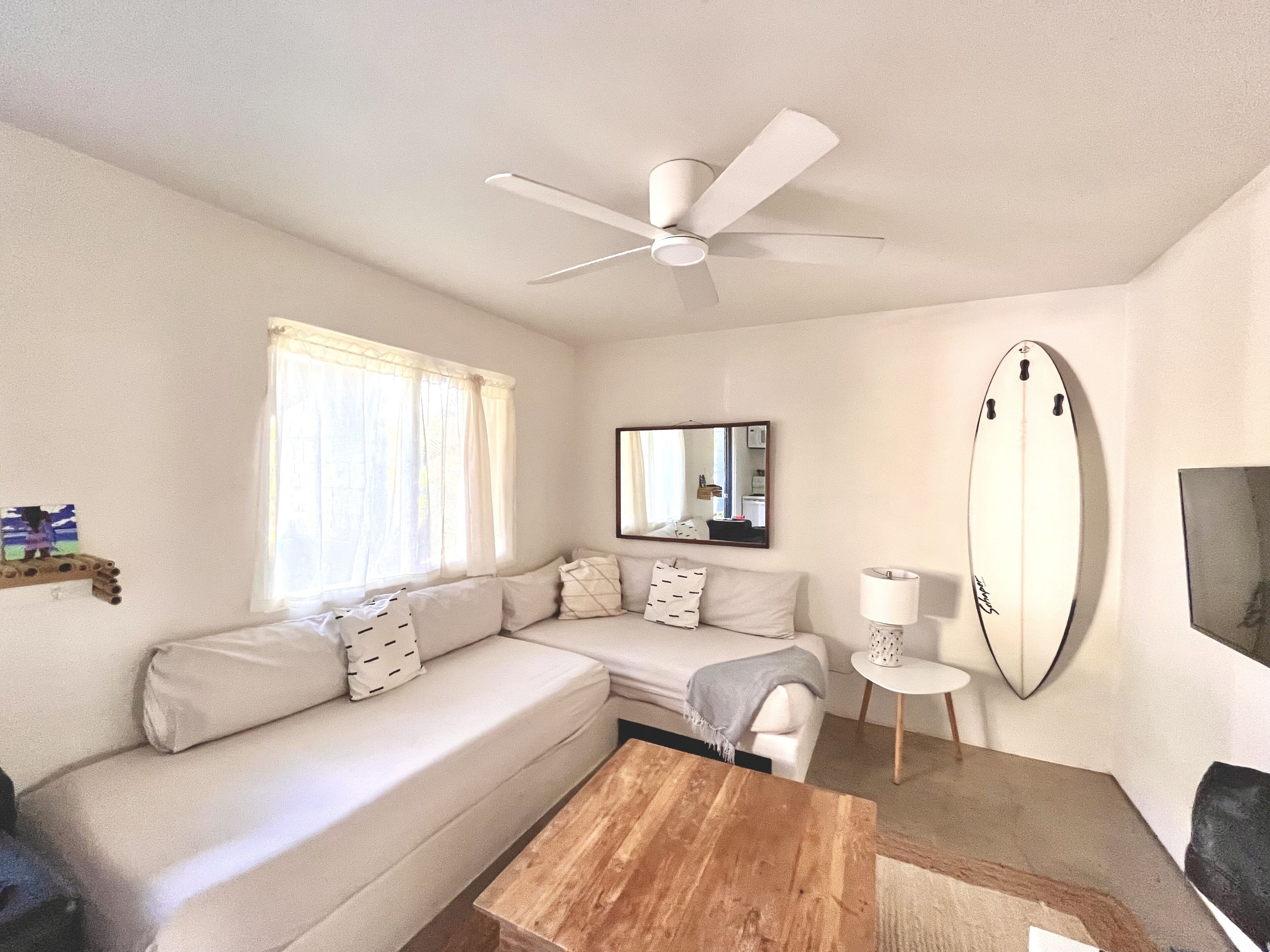 Apartamento em Condomínio Fechado, 1 quarto | Sala de estar | Smart TV 