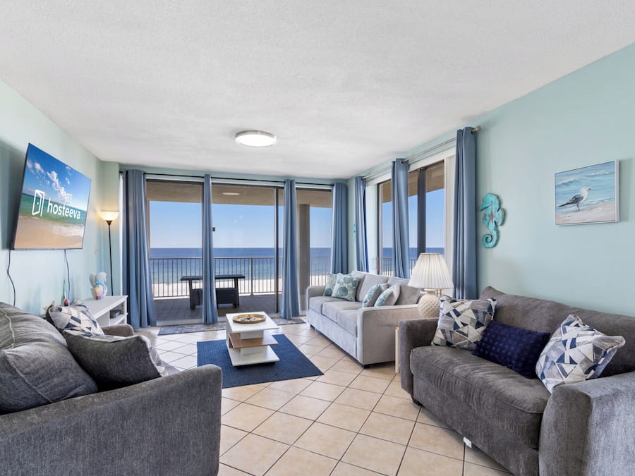 Condo com design assinado, 3 quartos, acesso à piscina, de frente para a praia | Sala de estar | Smart TV 55 polegadas com canais a cabo