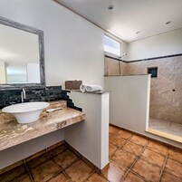 Um polibã, um secador de cabelo, toalhas fornecidas, sabão 
