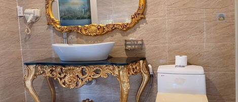Quarto Quádruplo Deluxe | Casa de banho | Produtos de higiene exclusivos, um secador de cabelo, chinelos, um bidé