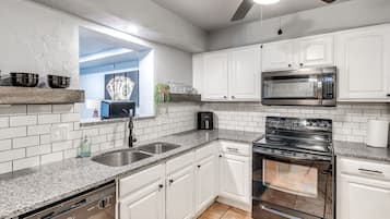 Casa | Cozinha privada | Um frigorífico, um micro-ondas, um forno, uma placa de cozinha