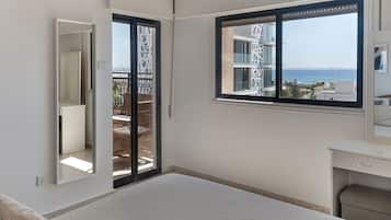 Apartamento de Luxo | Cofre no quarto, cortinas/cortinados opacos, ferro/tábua de engomar